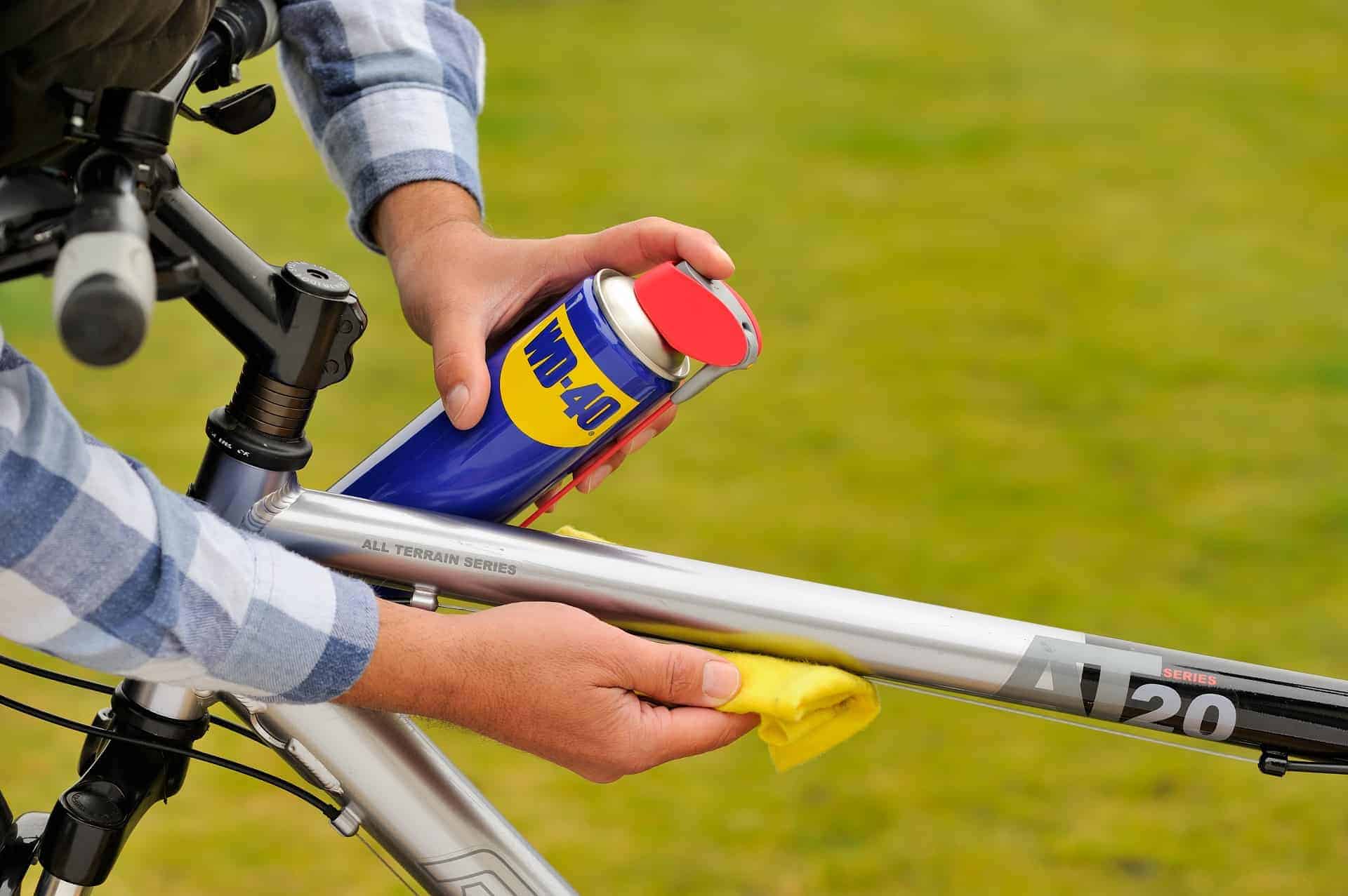 Beskytter metal cykeldele med WD-40 Multi Use Product